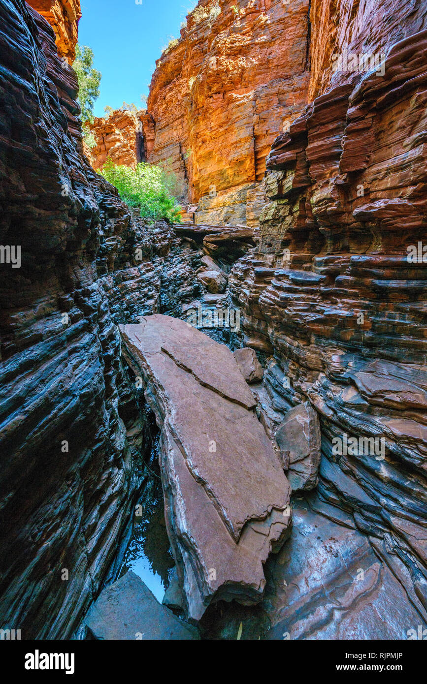 Wandern in der tiefen und engen Weano Gorge in karijini Nationalpark ...
