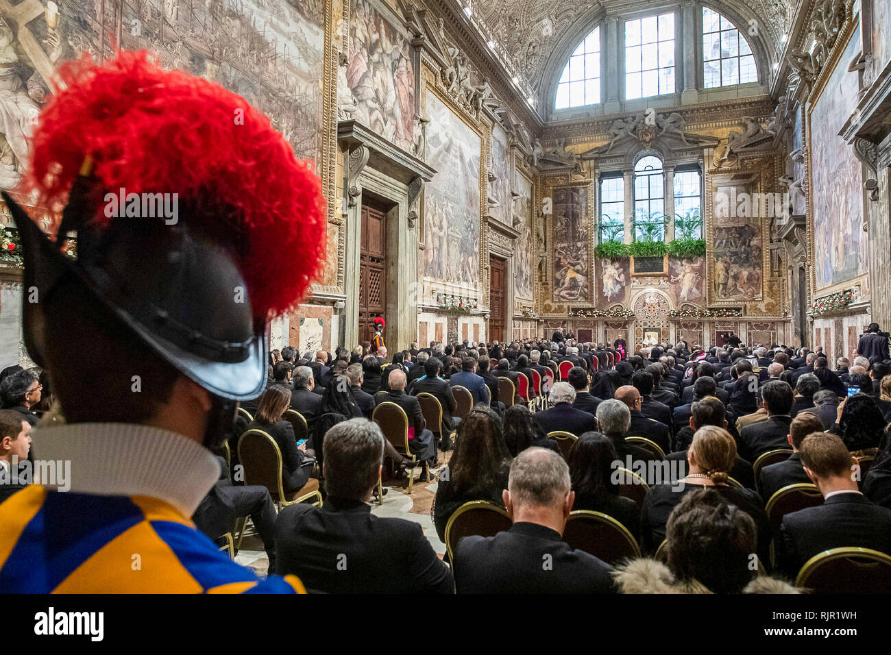 Papst Franziskus besucht ein Publikum mit den Mitgliedern des beim ...