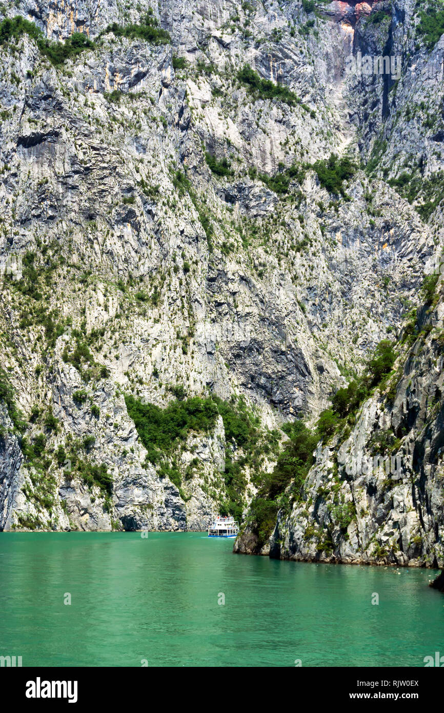Lake koman ferry -Fotos und -Bildmaterial in hoher Auflösung – Alamy