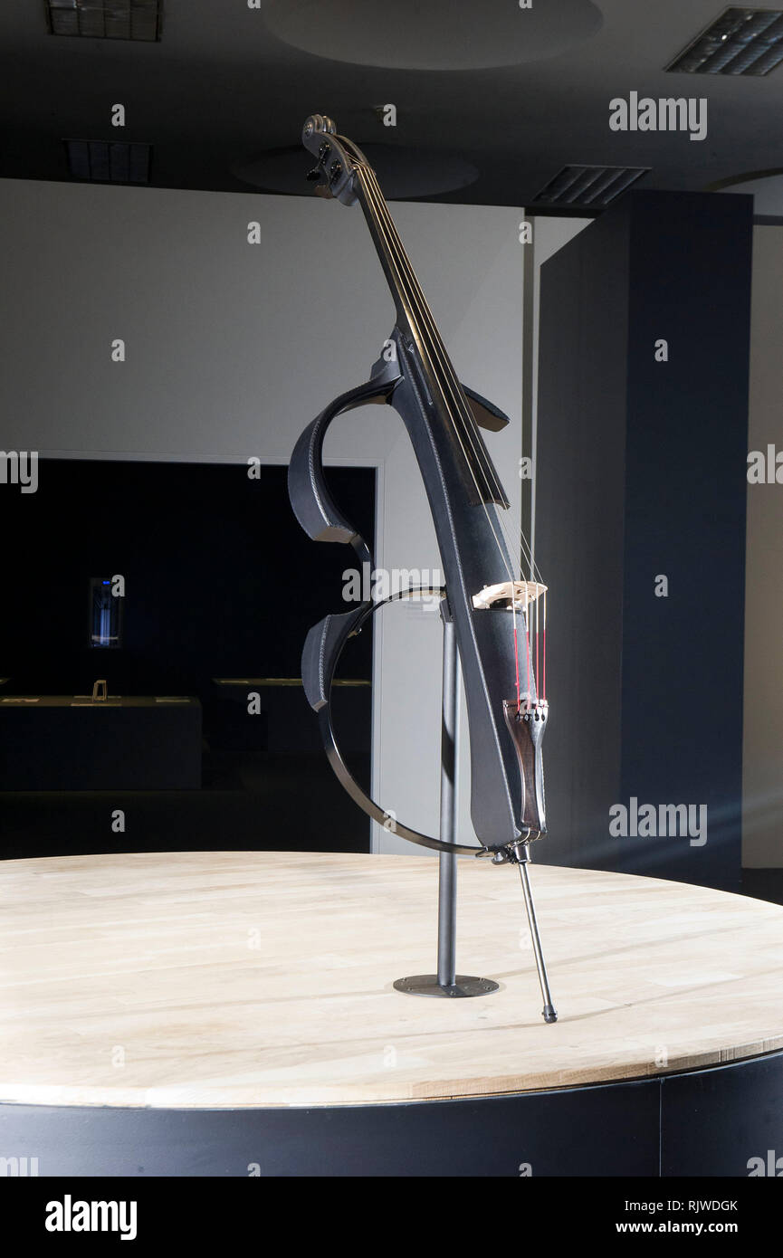 Moderne musikinstrumente -Fotos und -Bildmaterial in hoher Auflösung ...