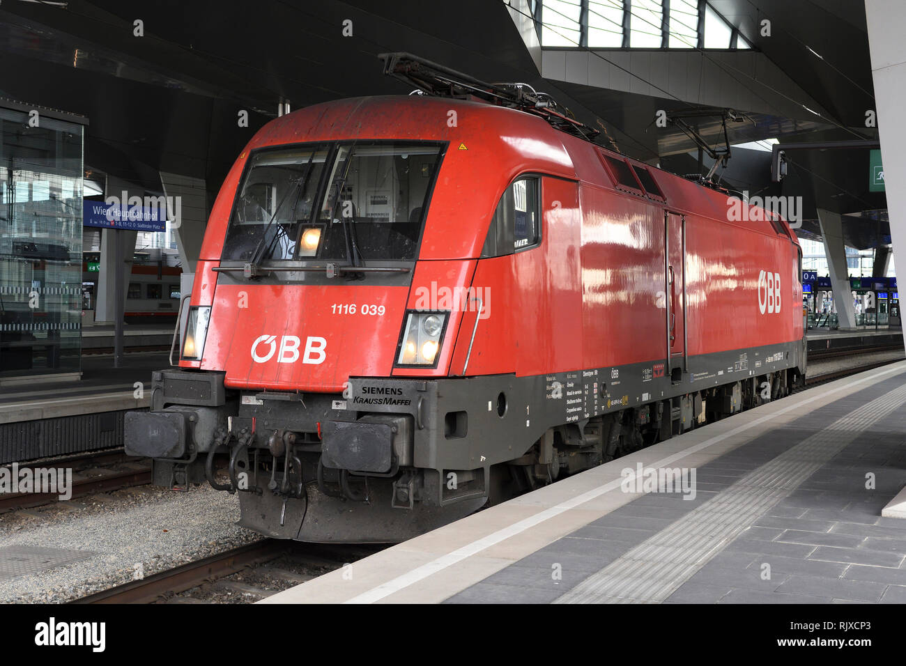 Klasse 1116 Taurus elektrische Lokomotive; Wien Hbf ; Österreich ...