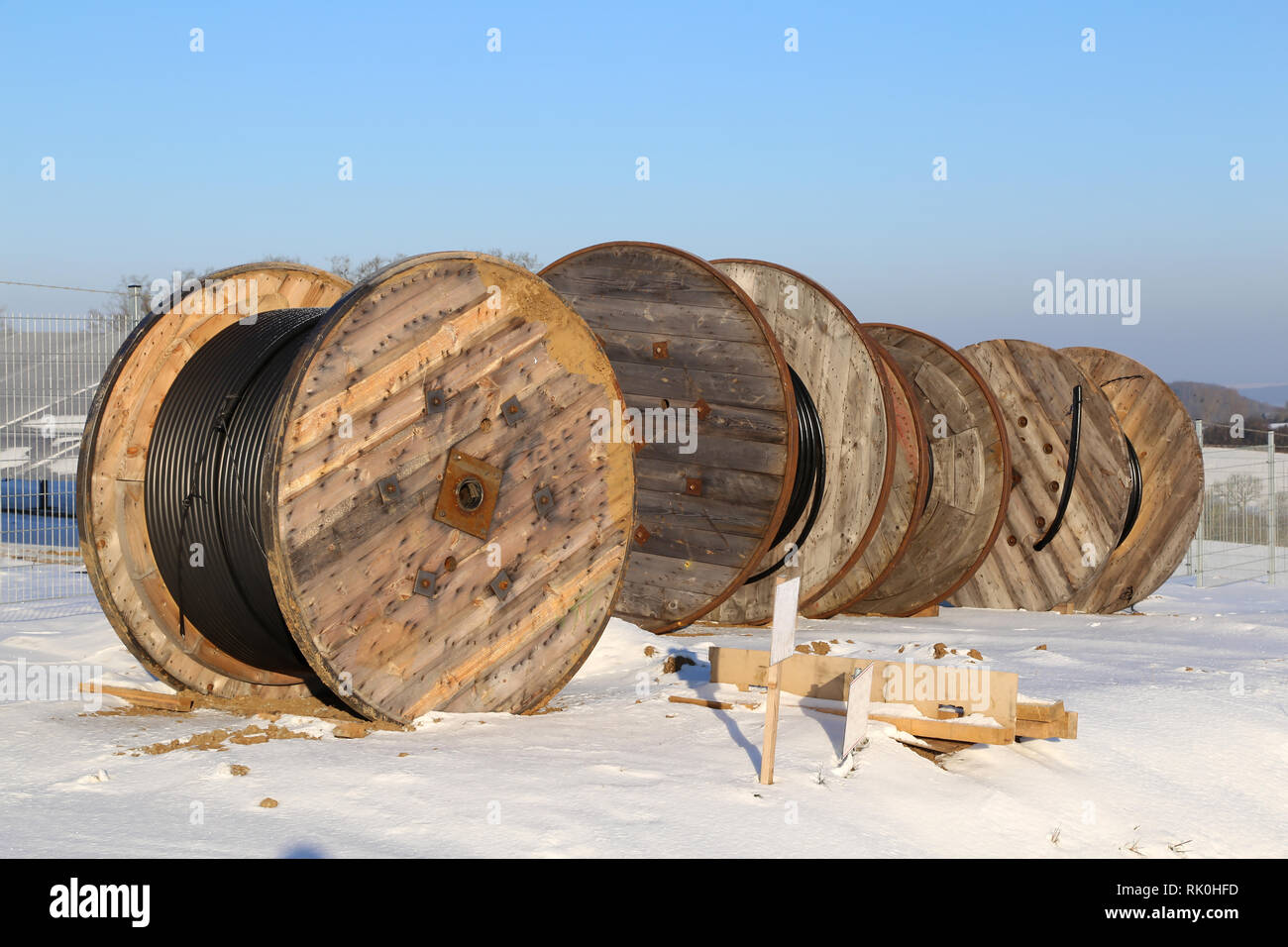 Wood cable reel detail wood -Fotos und -Bildmaterial in hoher Auflösung ...