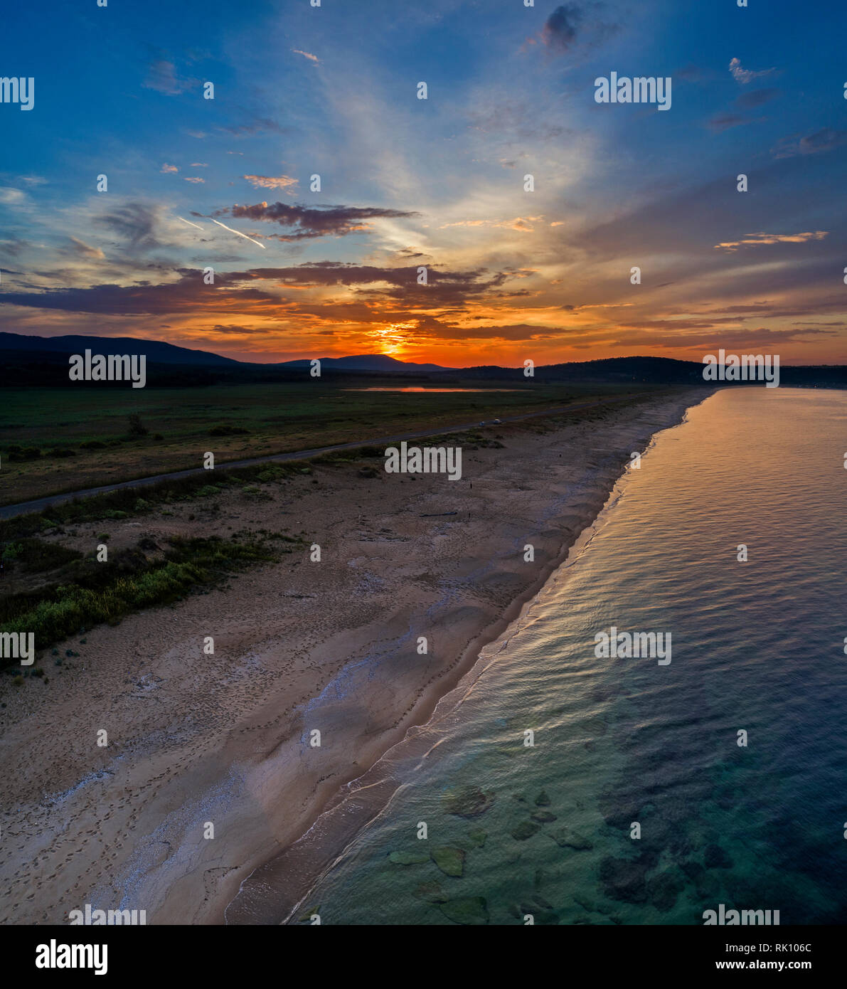 Drone Luftaufnahme von Sonnenuntergang am Strand fahren, Primorsko ...