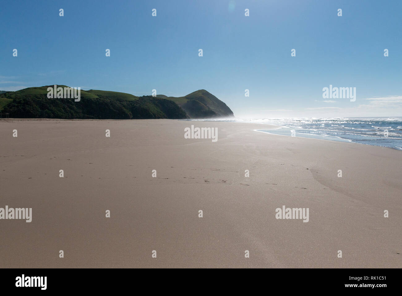 Meereswellen berg strand leer -Fotos und -Bildmaterial in hoher ...