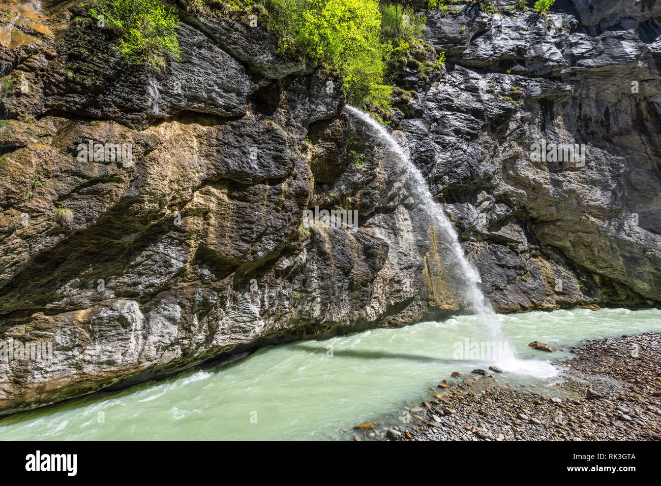 Wasserfall in der Aareschlucht in den Schweizer Alpen Stockfotografie ...