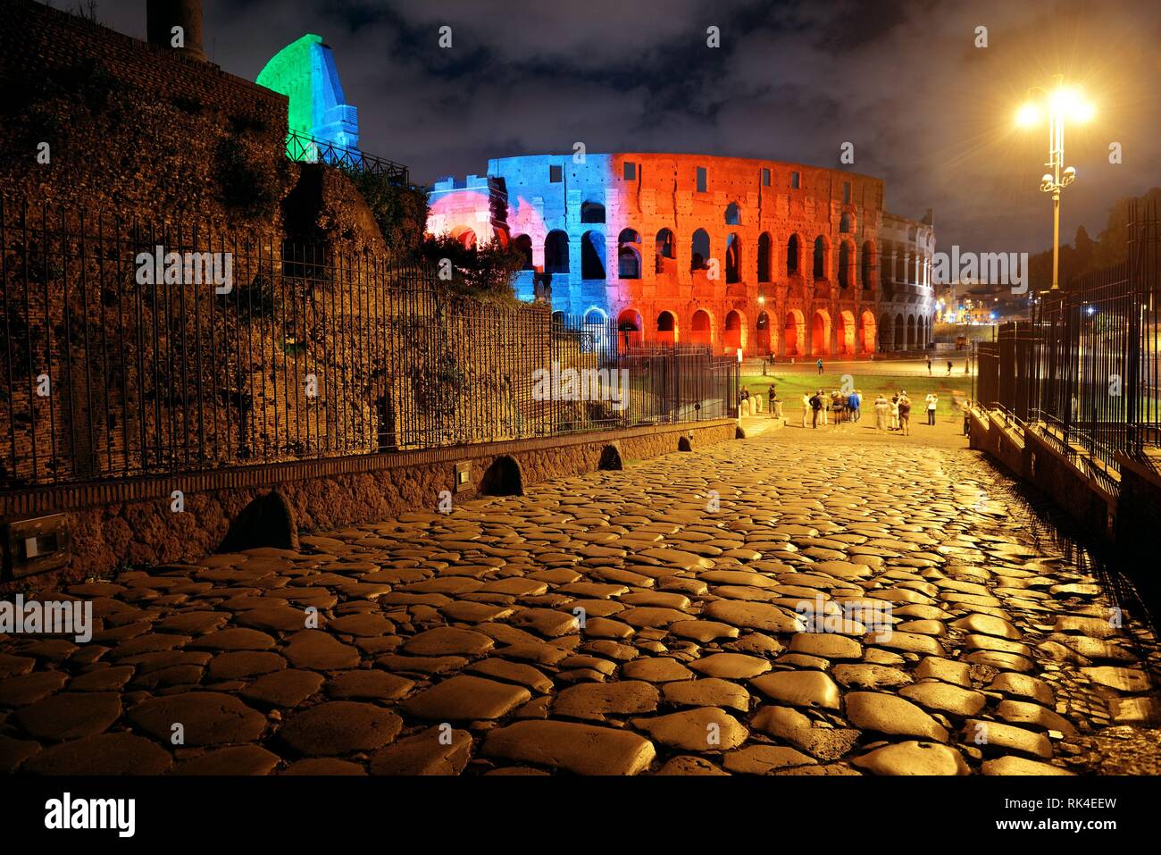 Bunte Kolosseum bei Nacht mit Steinmuster Street, das weltweit bekannte ...