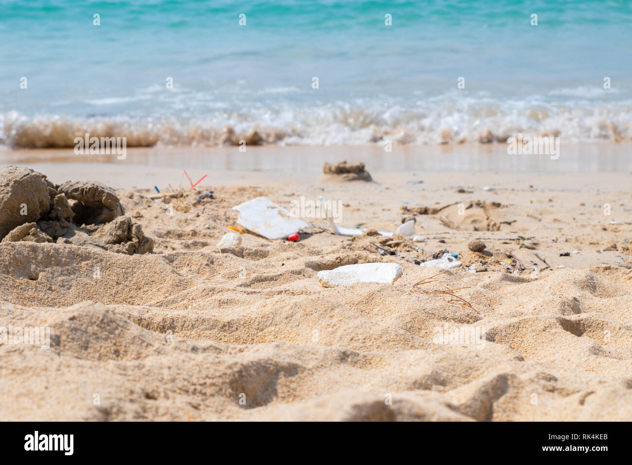 Verschmutzte Strände. Durch das Einbringen von undisziplinierten ...