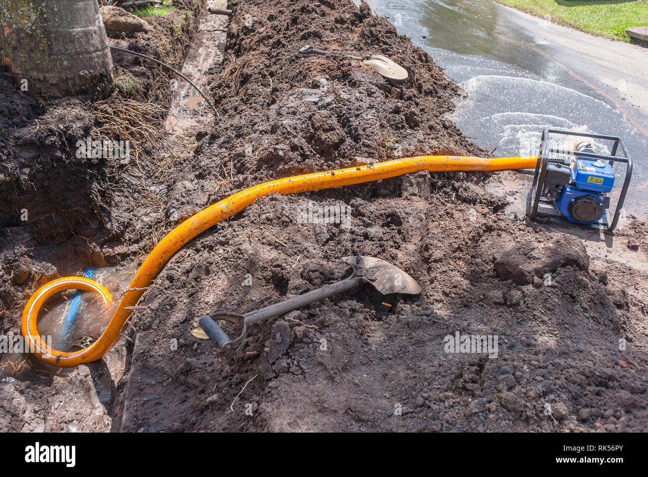 Sanitär Erdarbeiten graben Graben Reparaturen von Defekten der ...