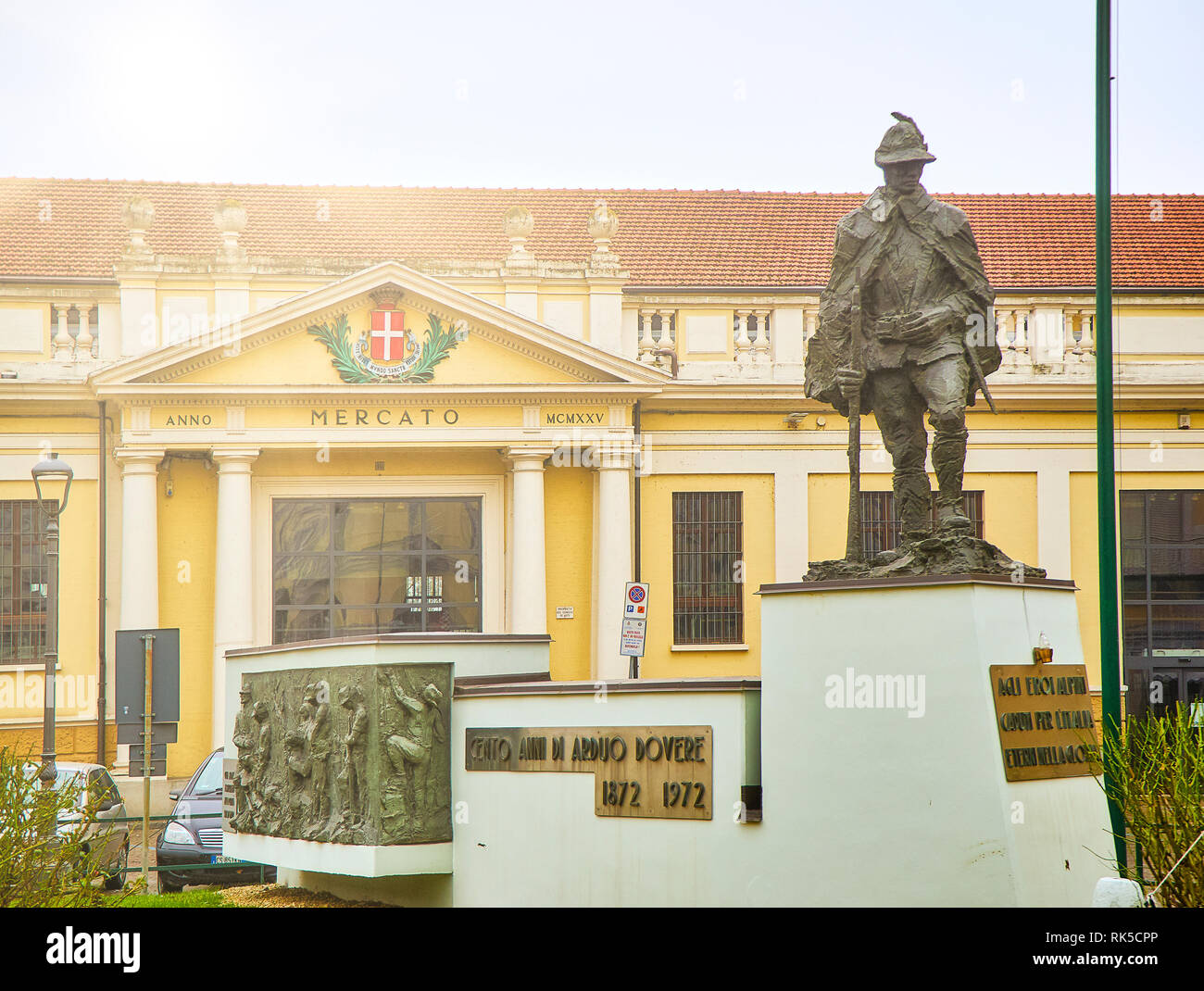 Hauptfassade des Mercato Coperto Markt mit dem Alpino Monument, das ...