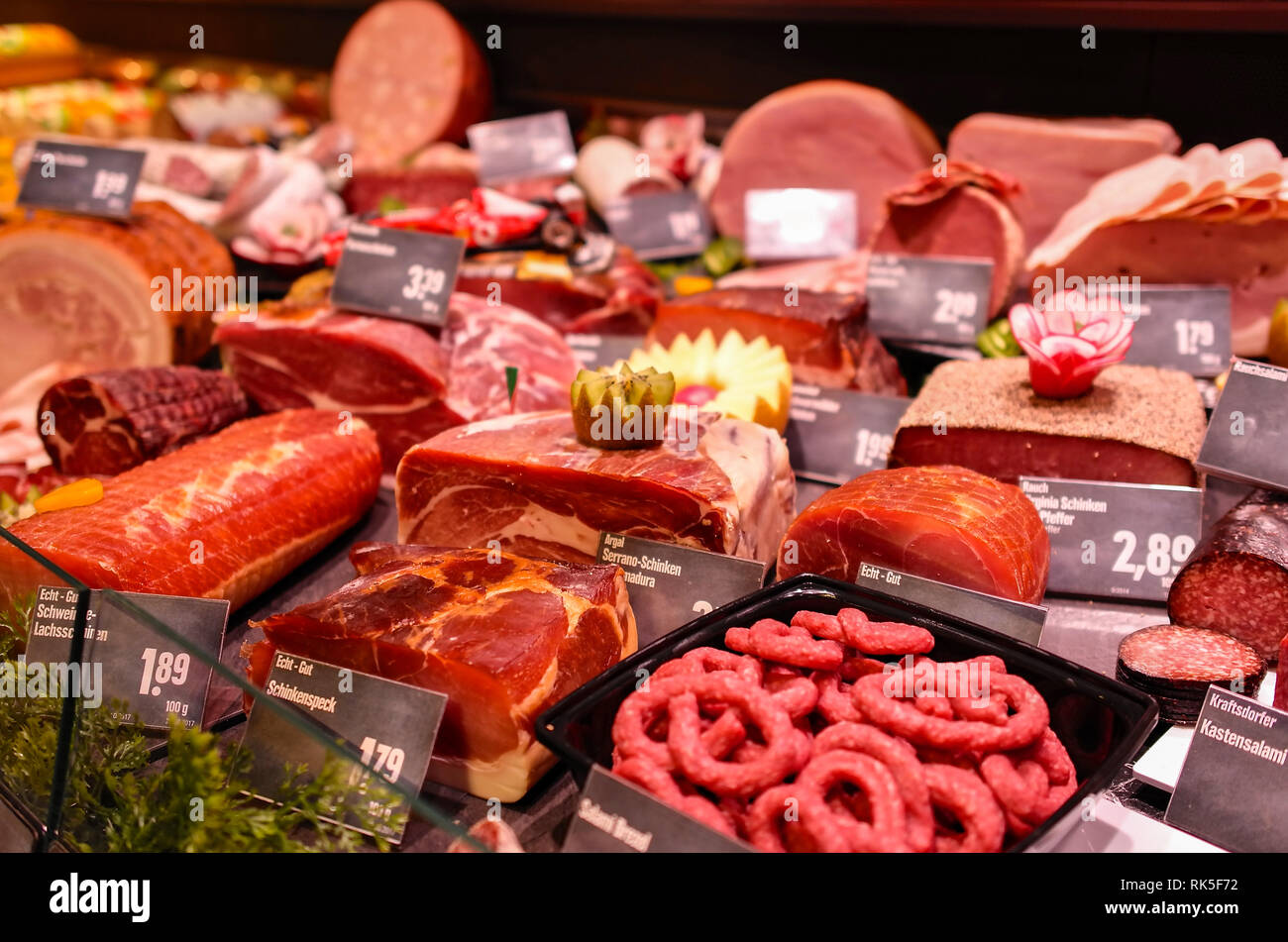 Wurst- und Fleischtheke Stockfotografie - Alamy