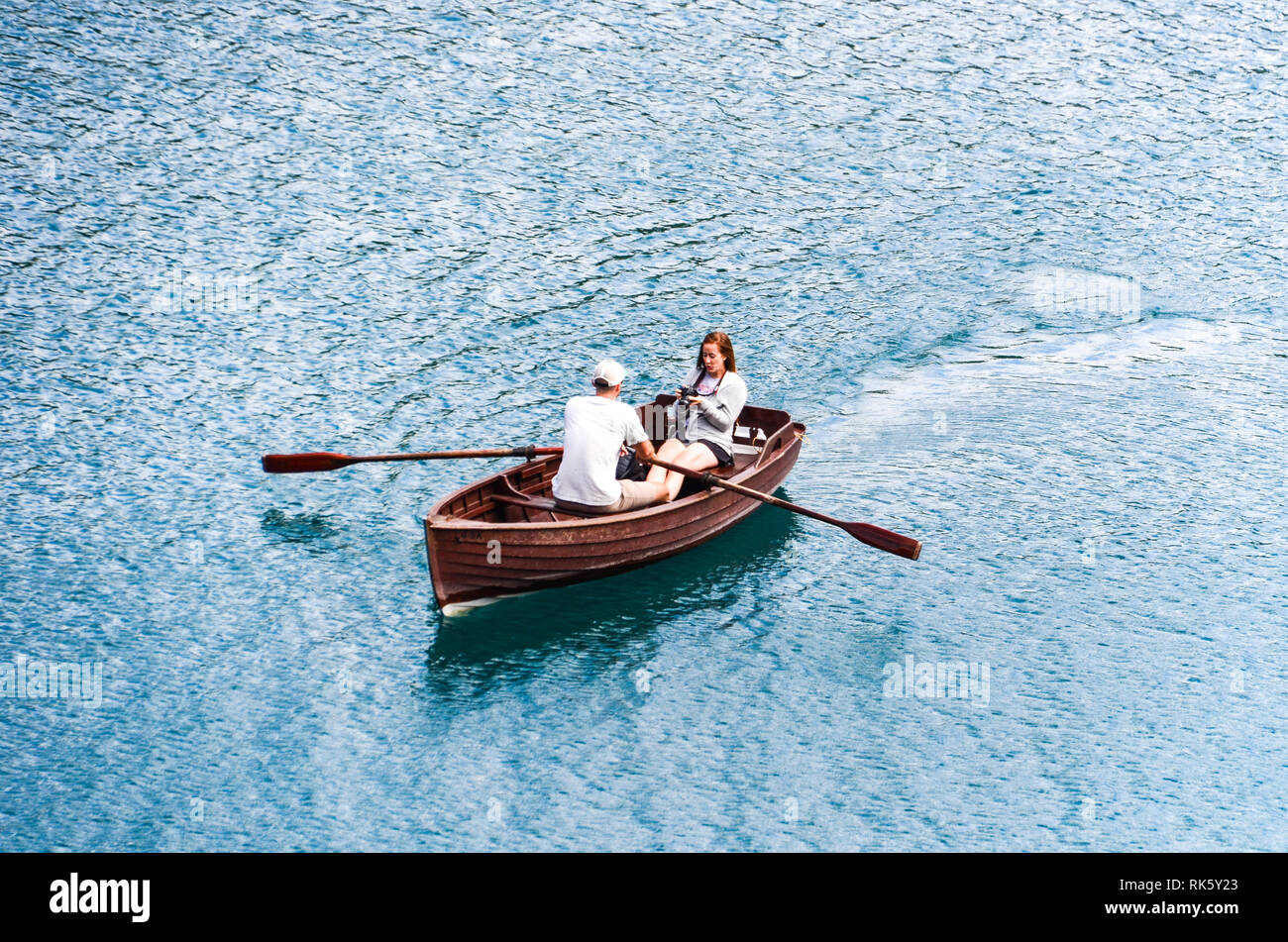 Paar in einem ruderboot -Fotos und -Bildmaterial in hoher Auflösung – Alamy