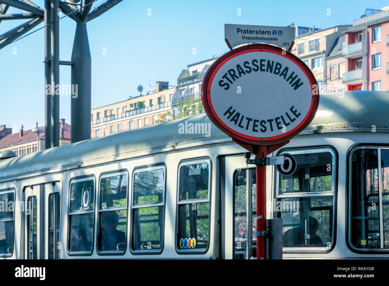 Wien straßenbahnhaltestelle -Fotos und -Bildmaterial in hoher Auflösung ...