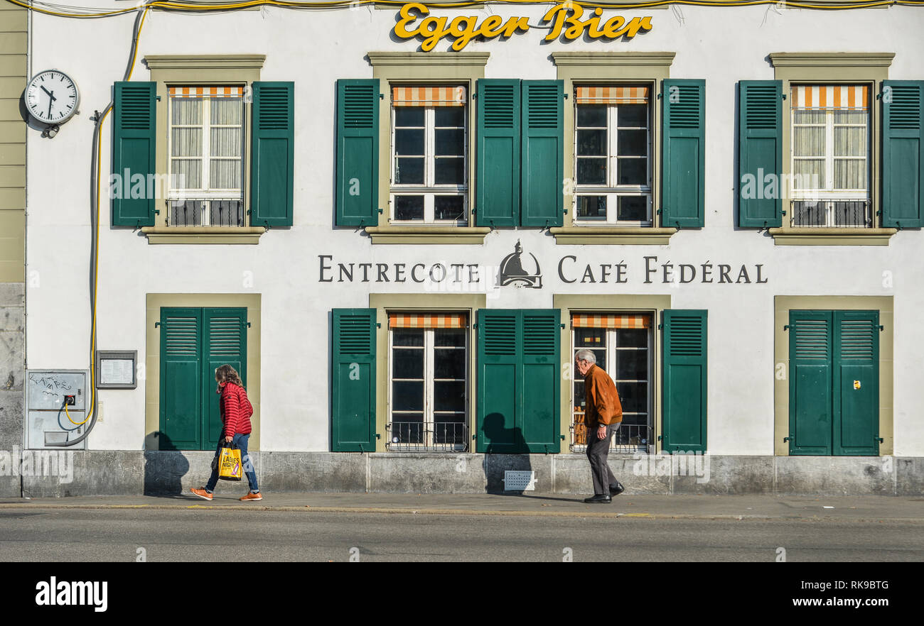 Bern, Schweiz - 22.Oktober 2018. Menschen zu Fuß auf alten Straße der ...