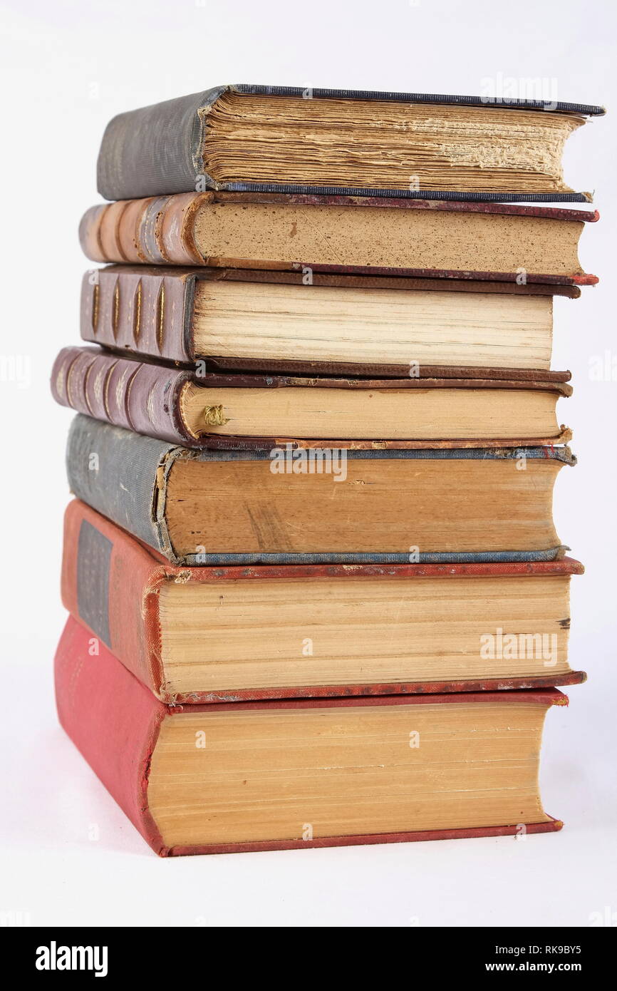 Stapel von Verwitterten und sehr alte Bücher auf weißem Hintergrund ...