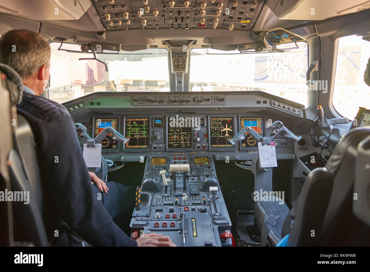 Embraer cockpit -Fotos und -Bildmaterial in hoher Auflösung – Alamy