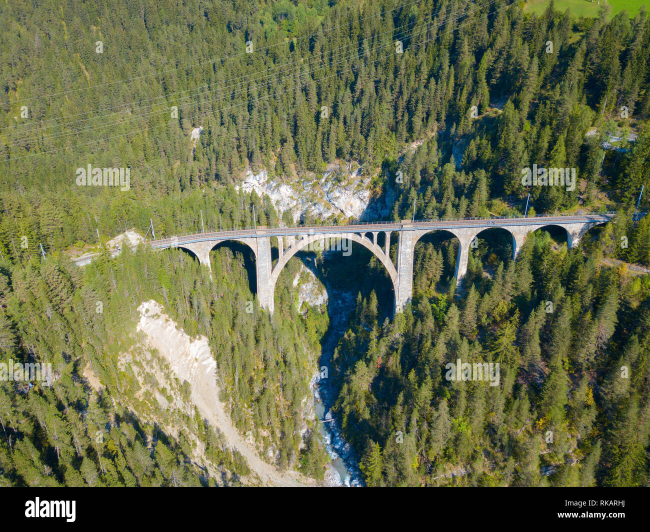 Berühmten Wiesener Viadukt auf der Strecke Davos-Filisur in den ...