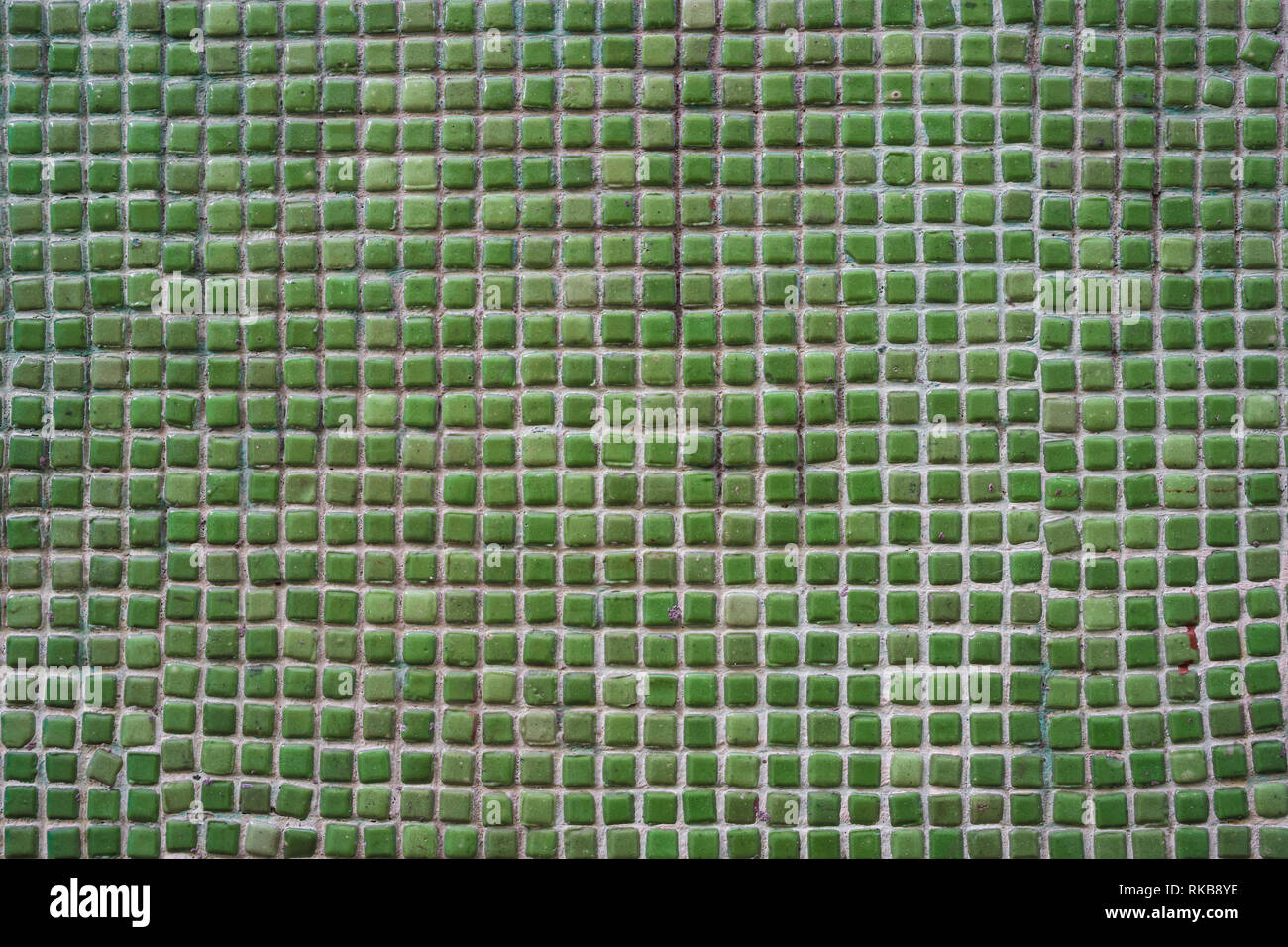 Mosaik von Grün keramische Fliesen und Platten Stockfotografie - Alamy