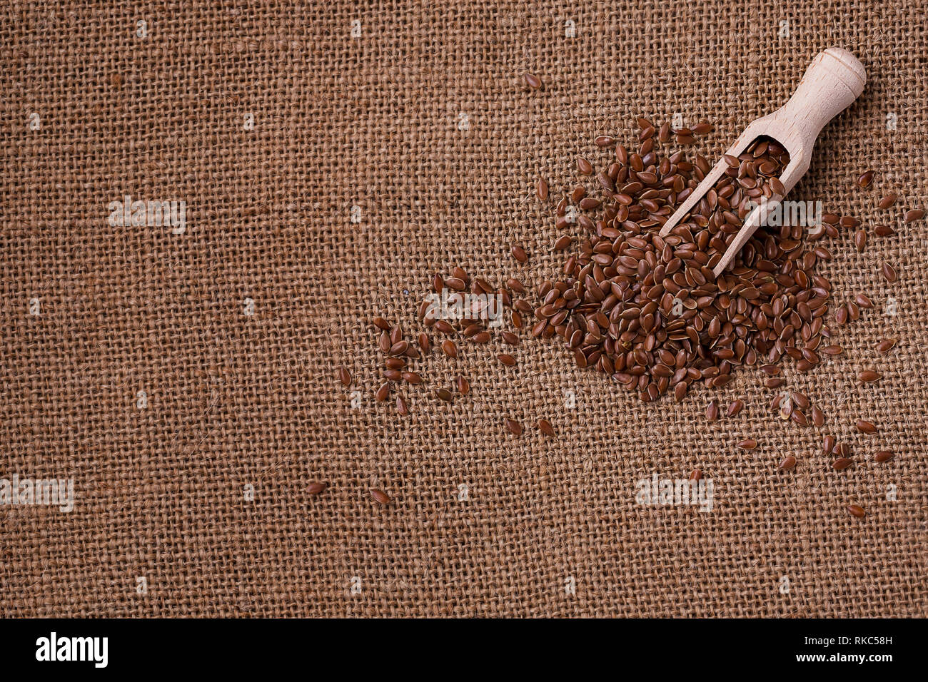 Rohstoff Flachs Samen in Glasschale auf darck Hintergrund Draufsicht ...