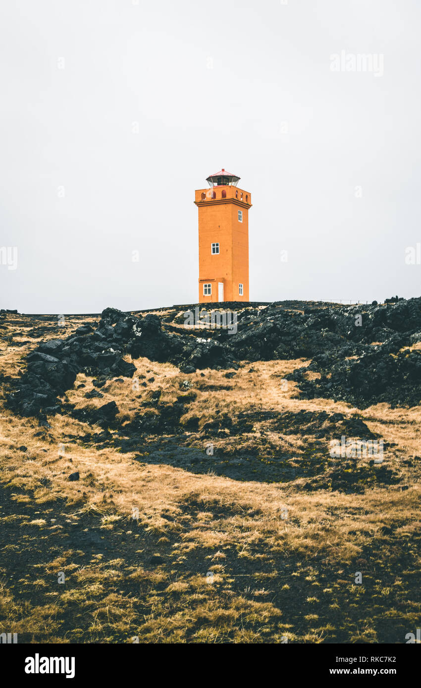 Orange lighthouse iceland sea coast -Fotos und -Bildmaterial in hoher ...