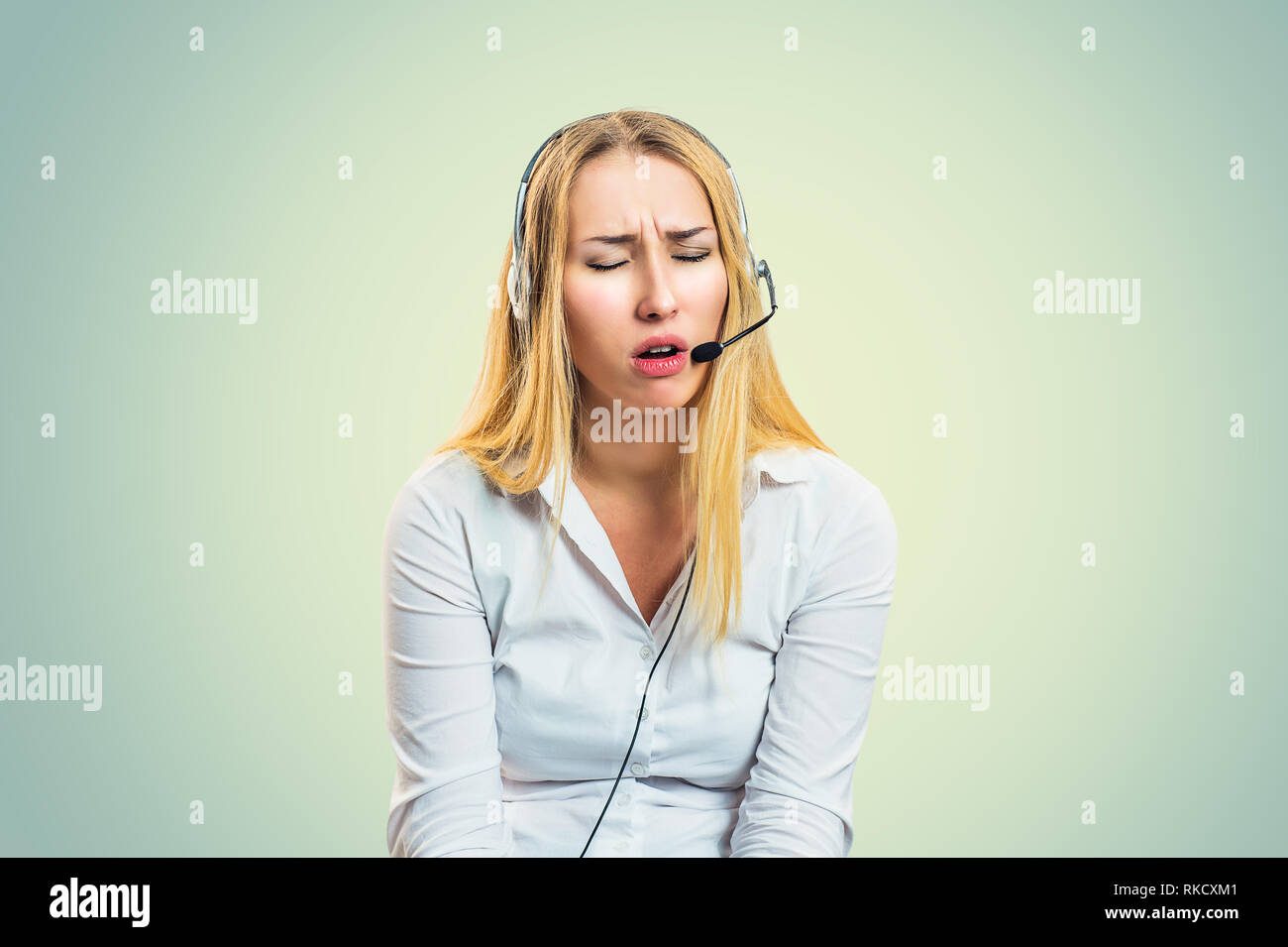 Bored receptionist -Fotos und -Bildmaterial in hoher Auflösung – Alamy