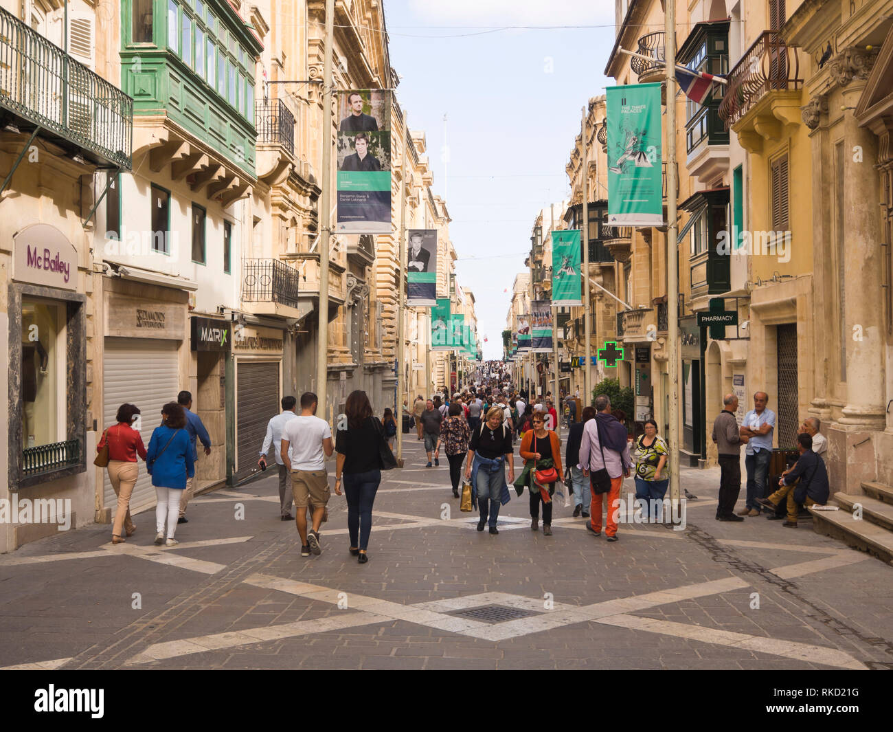 Malta shopping street -Fotos und -Bildmaterial in hoher Auflösung – Alamy