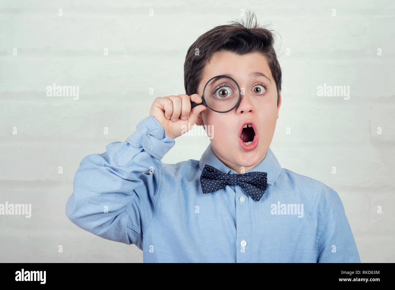 Kind mit lupe -Fotos und -Bildmaterial in hoher Auflösung – Alamy