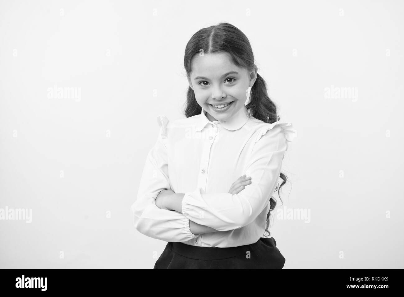 Nett und zuversichtlich. Mädchen Schuluniform lächelnd heiteres Gesicht gelben Hintergrund. Kind ...