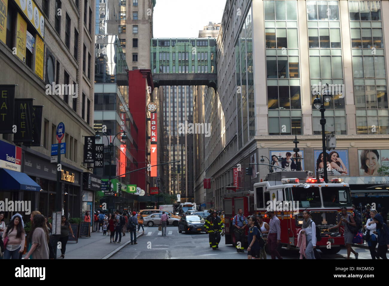Gimbels skybridge -Fotos und -Bildmaterial in hoher Auflösung – Alamy