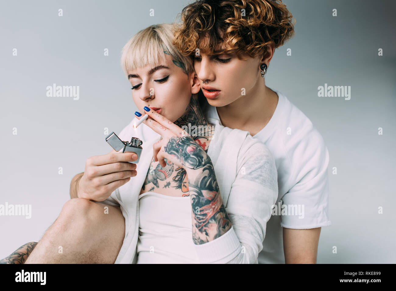 Gemeinsames rauchen -Fotos und -Bildmaterial in hoher Auflösung – Alamy