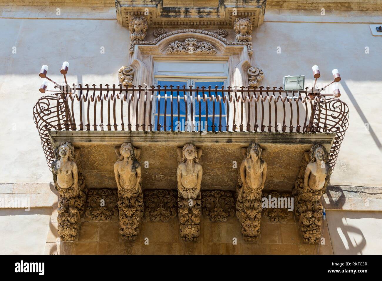 Historischer Sizilianischer Barock Skulpturenbalkon Stockfotos und ...