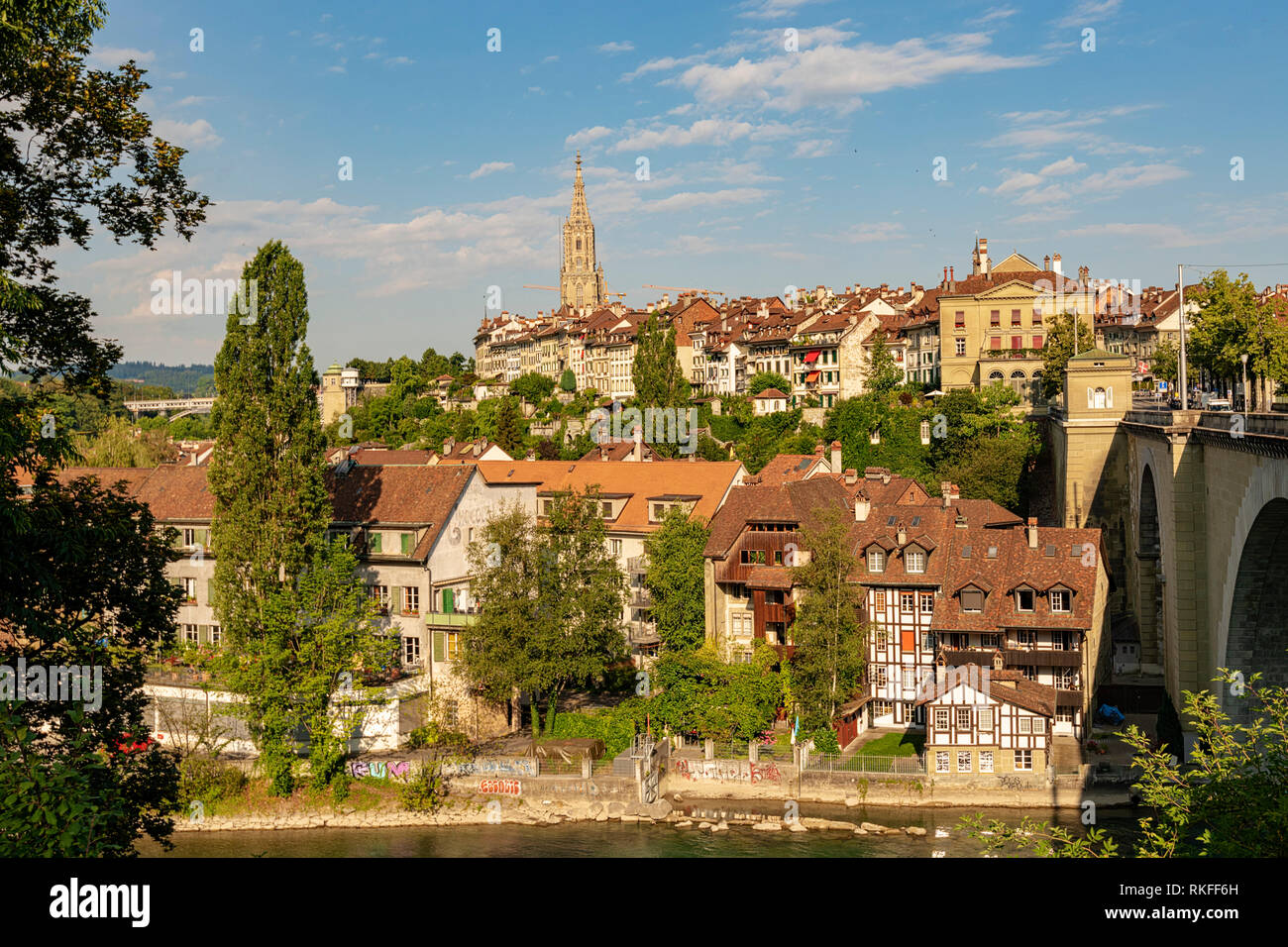Anzeigen oh, die Altstadt und das Berner Münster Kathedrale in Bern ...