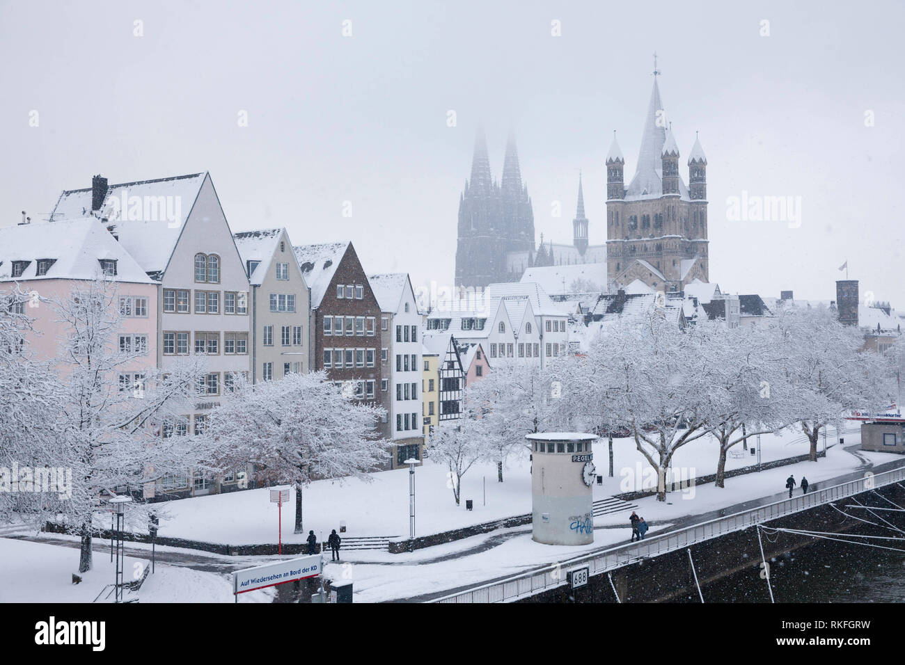 Häuser in der Altstadt an der Frankenwerft, die Kathedrale und die ...