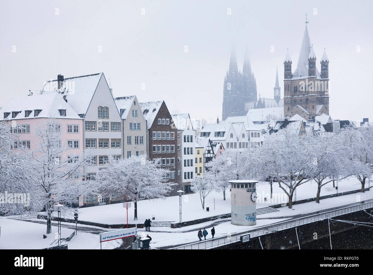 Häuser in der Altstadt an der Frankenwerft, die Kathedrale und die ...
