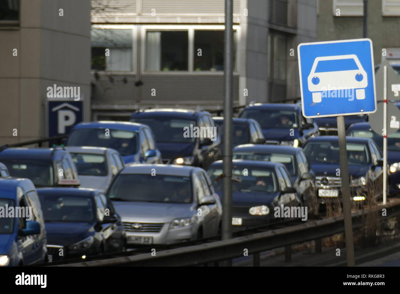 Die hochstraße am Breitenweg mit Traffic sign. Autobahn und Autos im ...