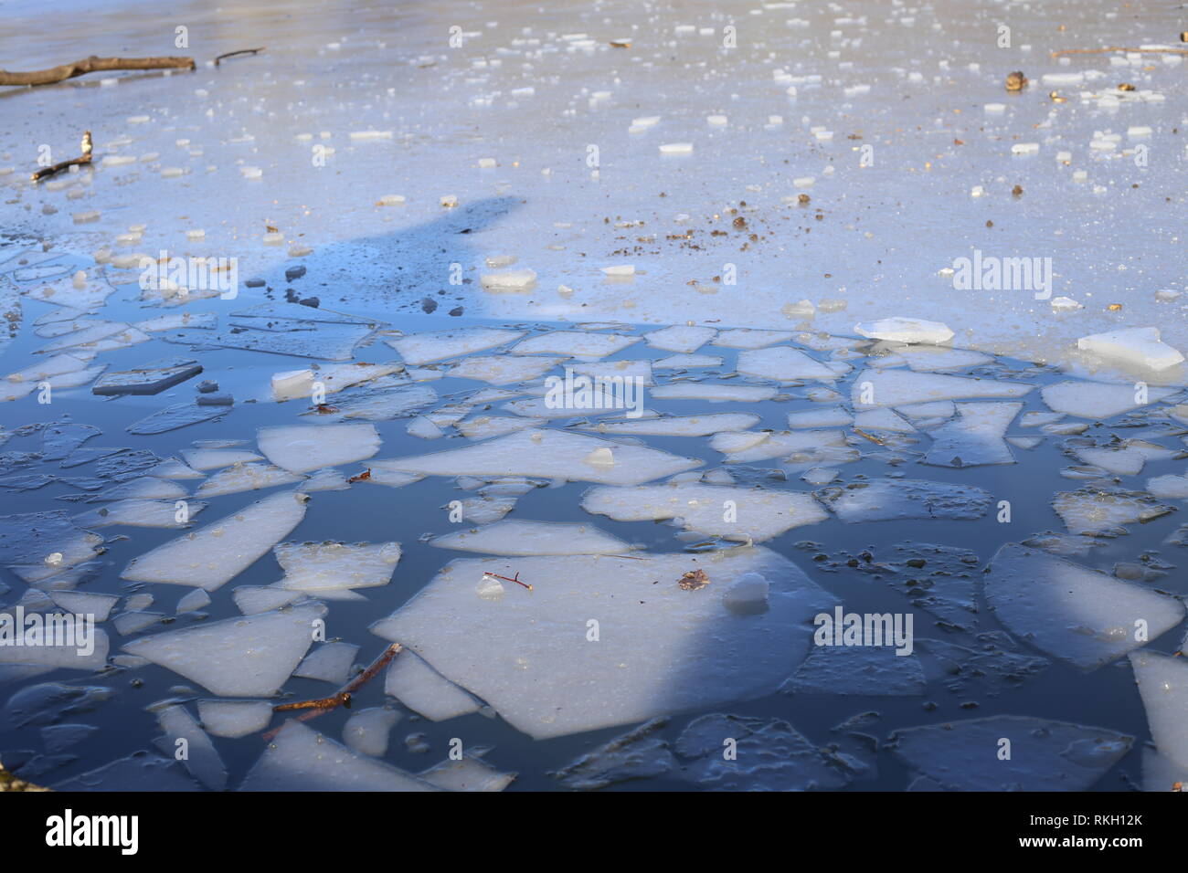 Dicke eisdecke -Fotos und -Bildmaterial in hoher Auflösung – Alamy