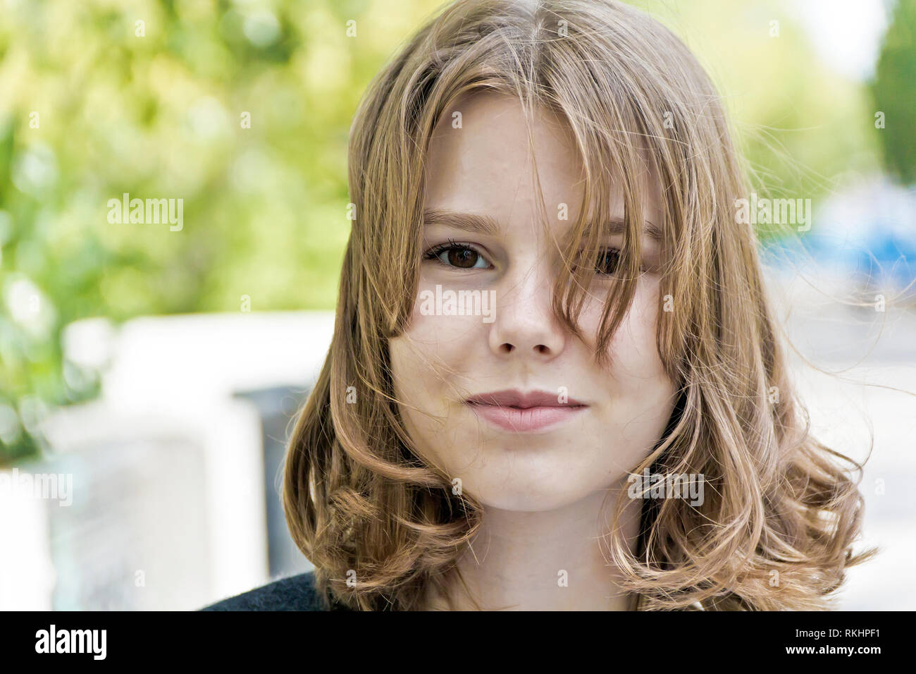Blonde Mädchen 14 Jahre alt im Sommer Hintergrund Cute Stockfotografie ...