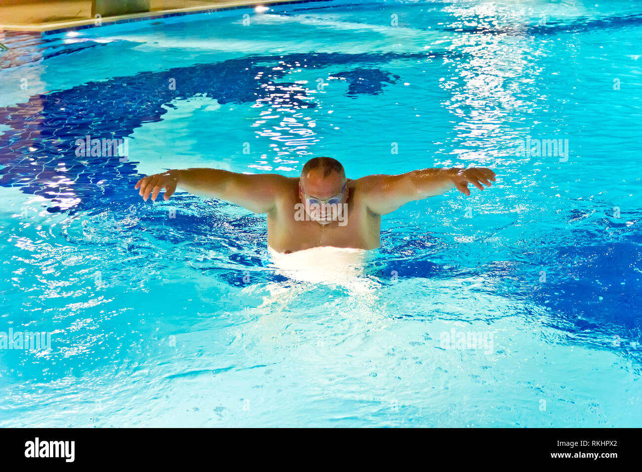 Overweight man in swimming pool -Fotos und -Bildmaterial in hoher ...
