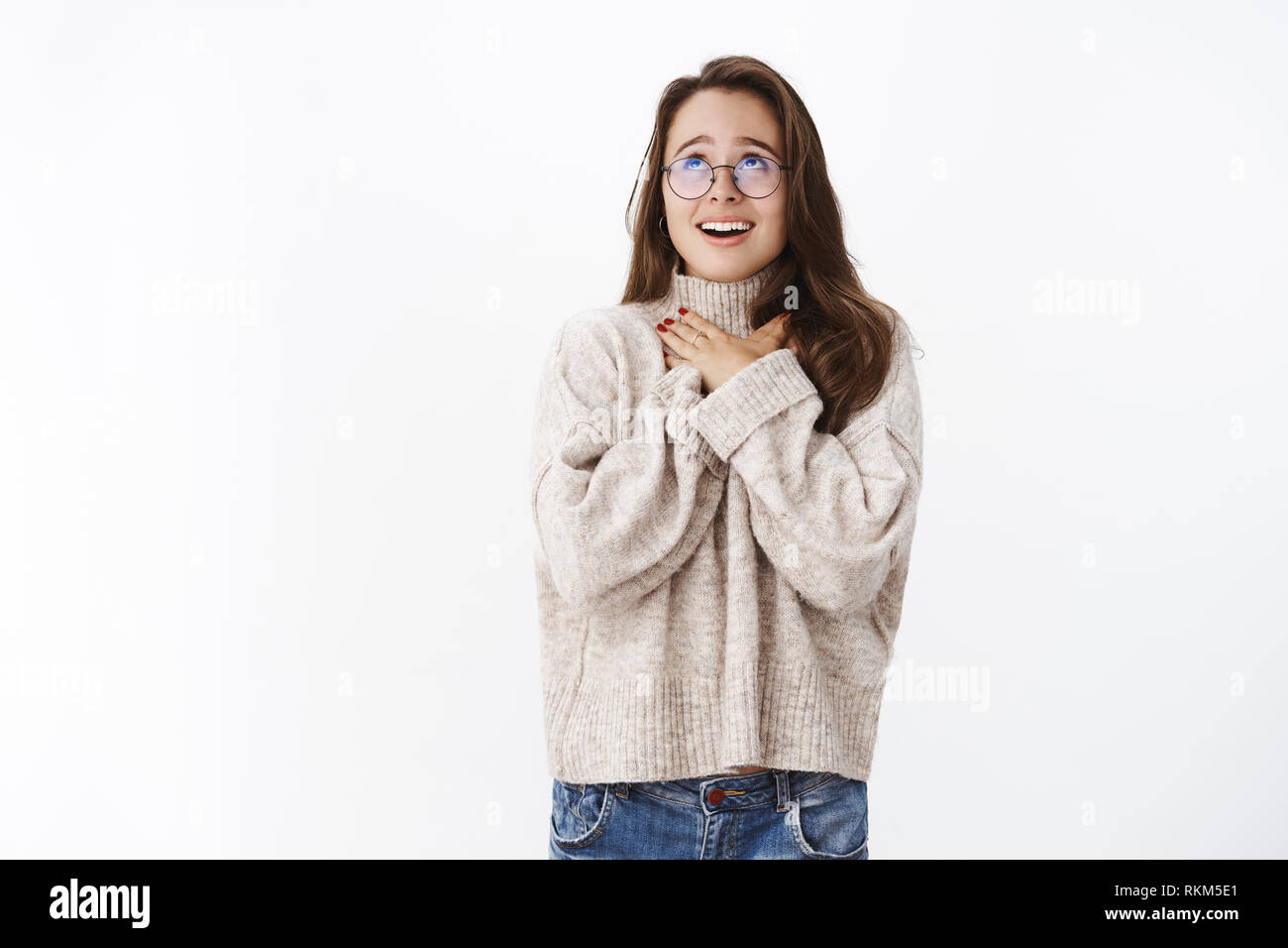 Portrait von romantisch und süß berührt Frau in Gläser seufzen, in der ...