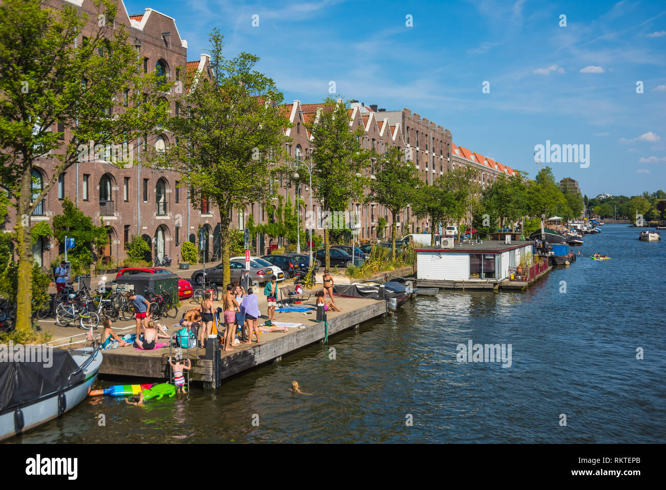 Menschen badende -Fotos und -Bildmaterial in hoher Auflösung – Alamy