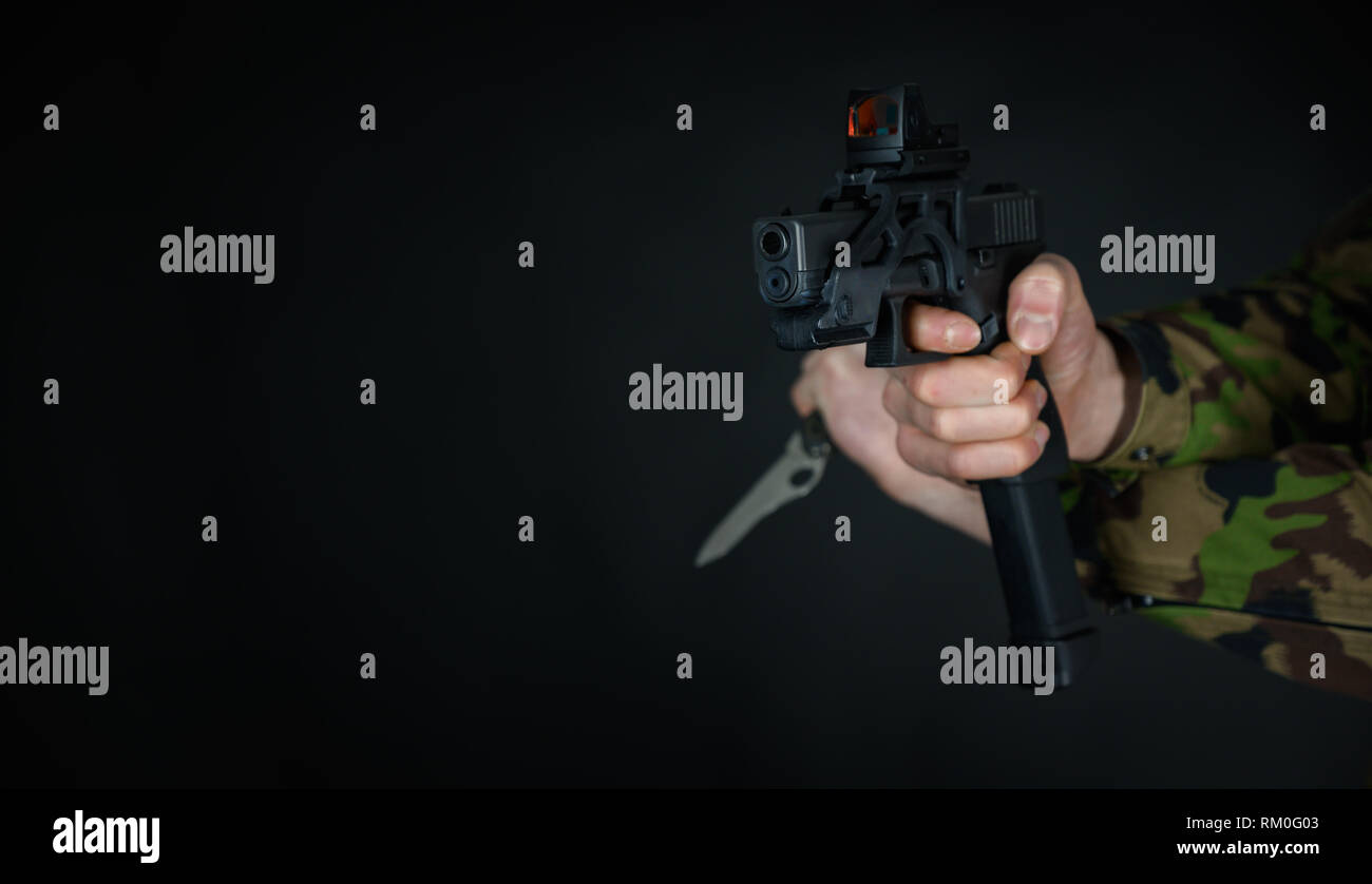 Shadow hand holding gun pistol -Fotos und -Bildmaterial in hoher ...