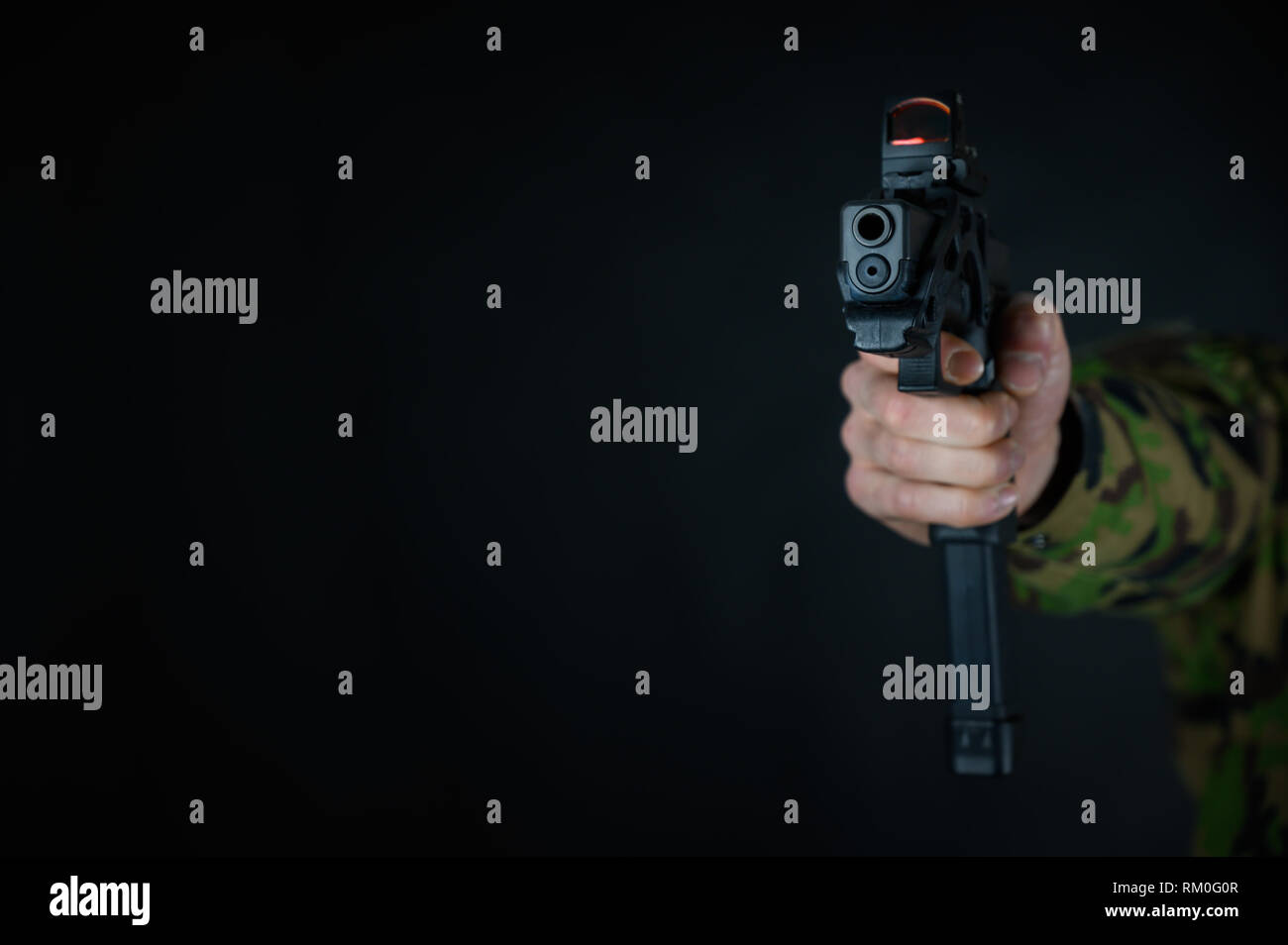 Shadow hand holding gun pistol -Fotos und -Bildmaterial in hoher ...