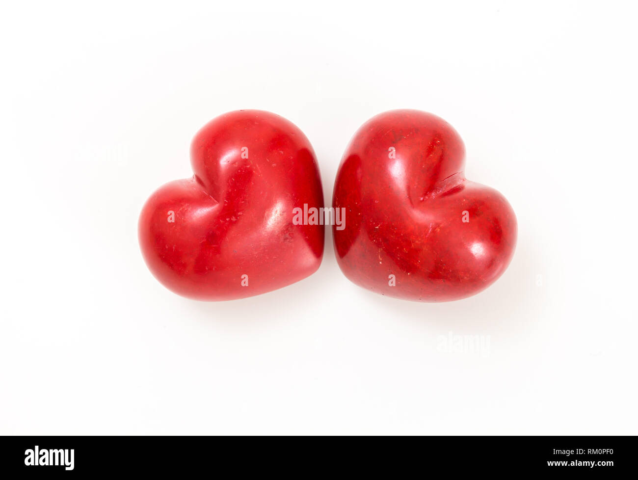 Zwei rote herzen auf weißem hintergrund Ausgeschnittene Stockfotos und ...