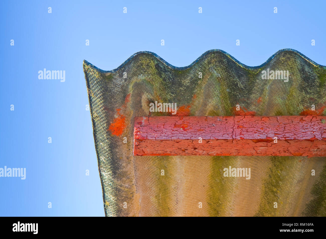Baracke aus Holz mit einer gefährlichen Asbest Dach Stockfotografie - Alamy