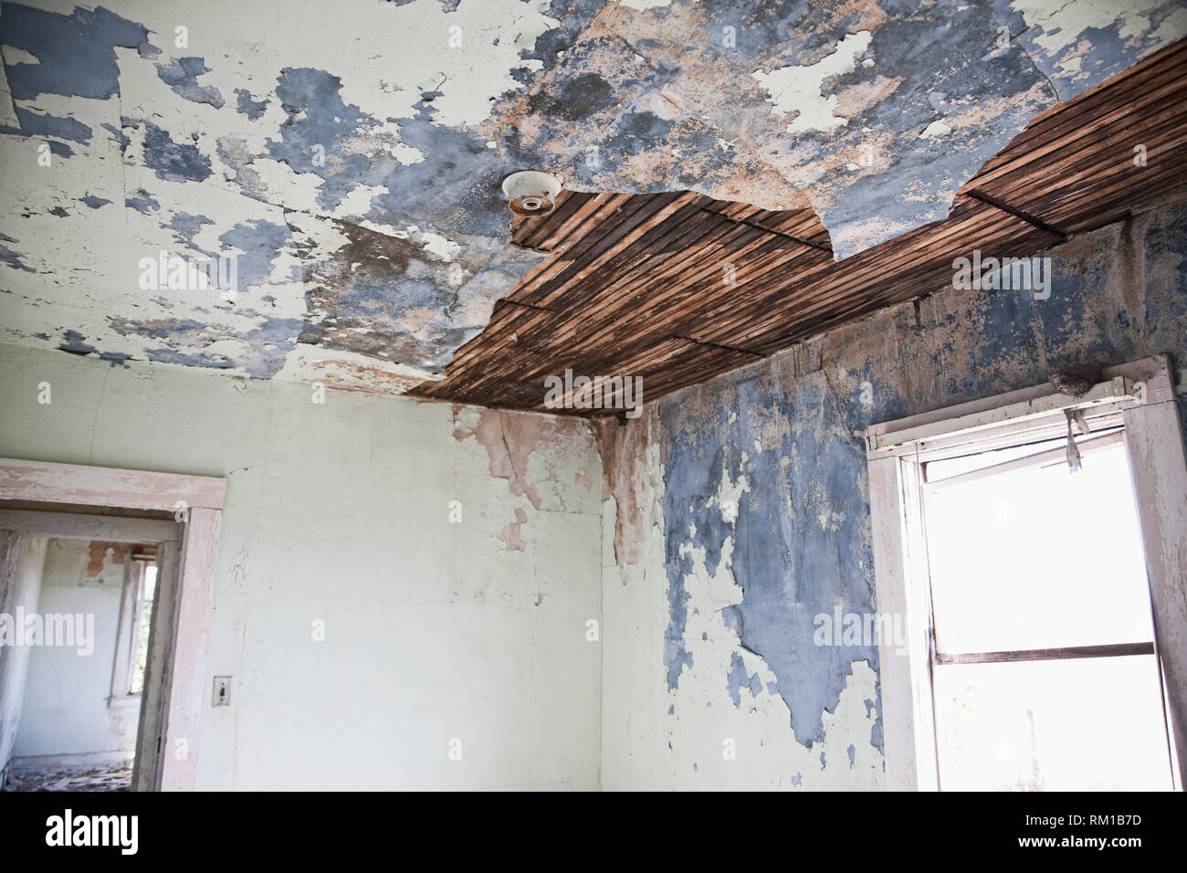 Zimmer zimmer niedrige decken -Fotos und -Bildmaterial in hoher ...