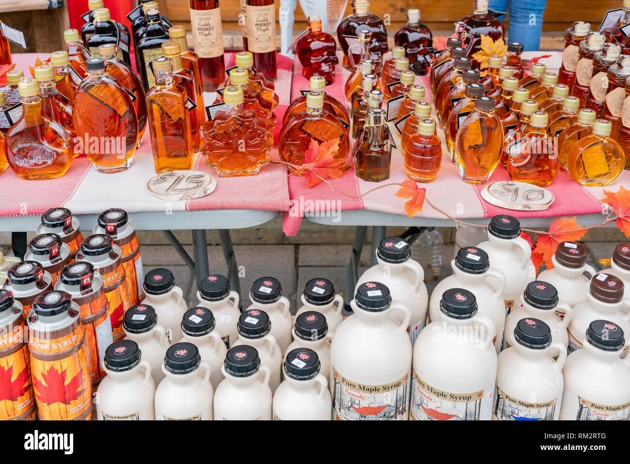 Quebec ahornsirup flasche -Fotos und -Bildmaterial in hoher Auflösung ...