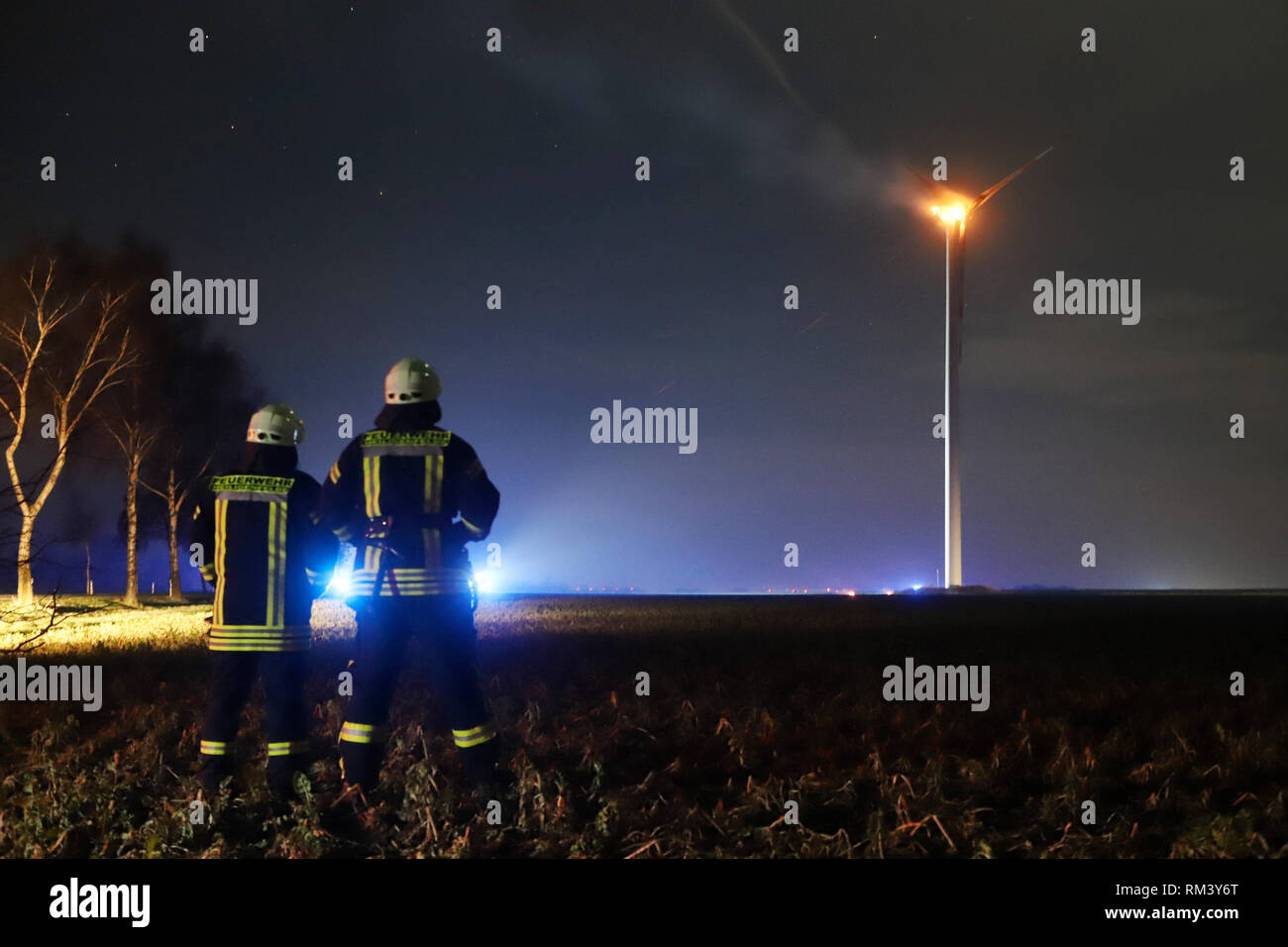 Syke, Deutschland. 12 Feb, 2019. Zwei Feuerwehrmänner stehen auf einem ...