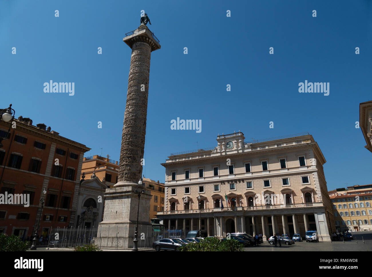 Spalte des Marcus Aurelius und der Palast Palazzo Wedekind an der ...