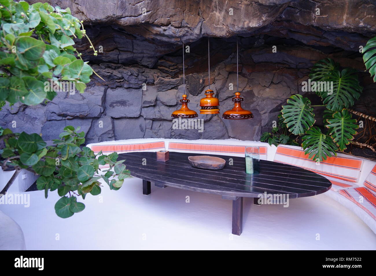 Tisch neben dem Schwimmbecken, Vulkanhaus, Fundación César Manrique ...