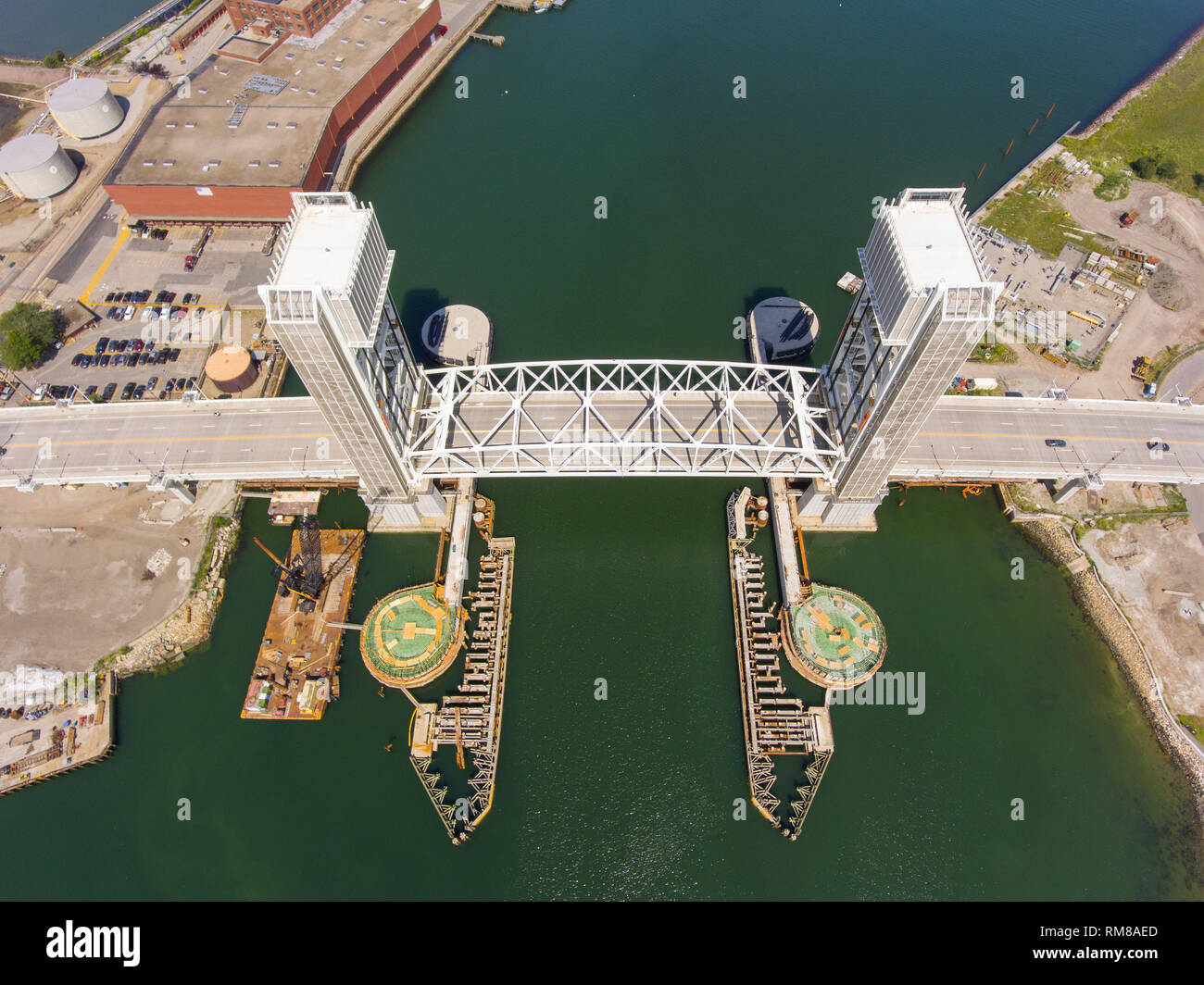 Luftaufnahme von Weymouth Fore River und Fore River Bridge in Quincy ...