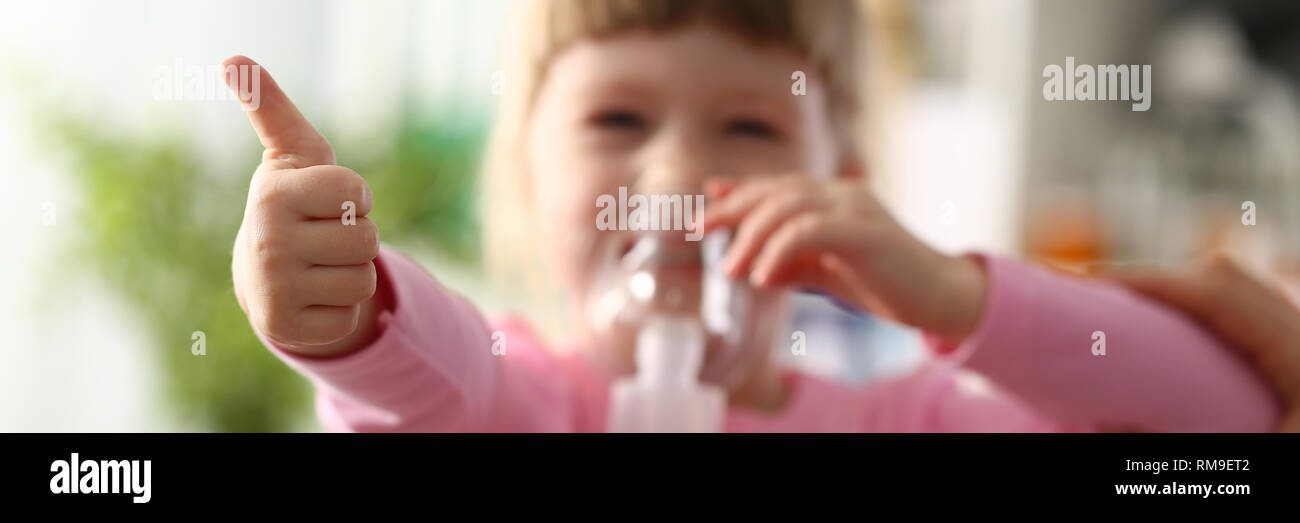 Kind hält luft an -Fotos und -Bildmaterial in hoher Auflösung – Alamy